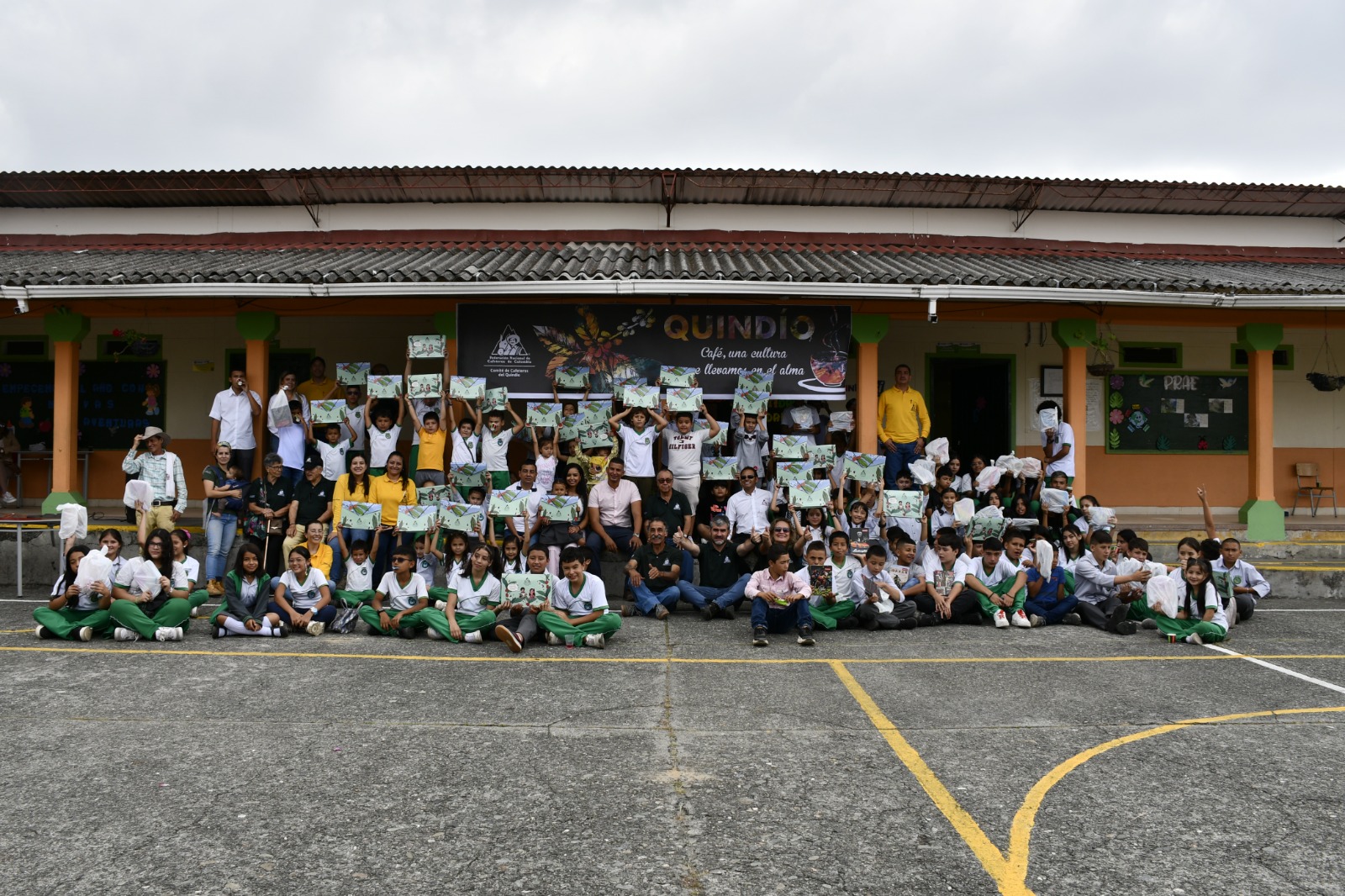 Comité de Cafeteros inició la entrega de 3.263 kits escolares en la ...